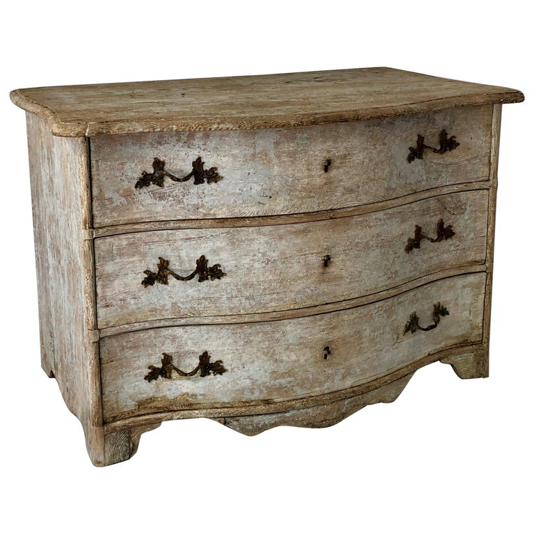 18th Century Chest of Drawers with Curved Fronts For Sale at 1stDibs ...