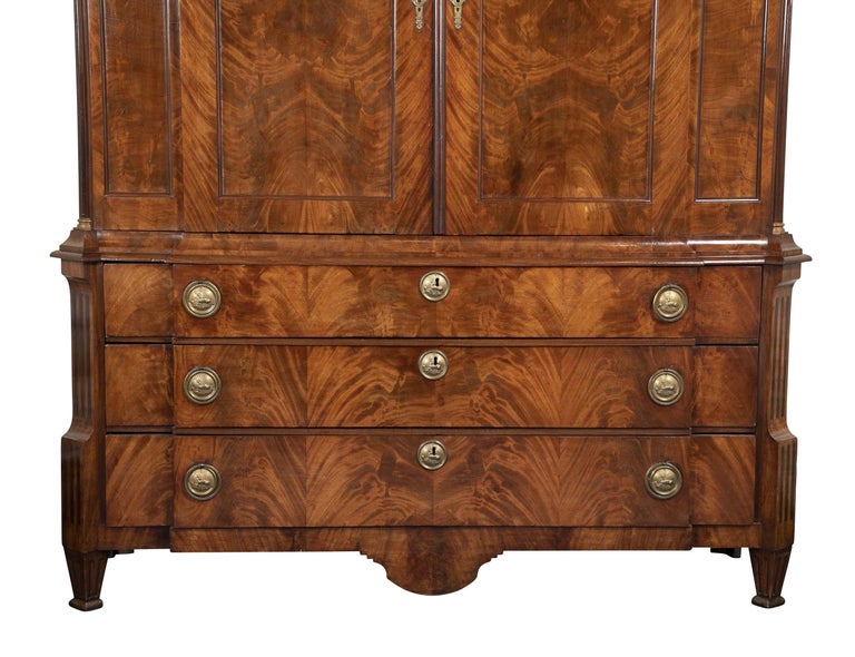 18th Century Dutch Linen Press For Sale at 1stDibs
