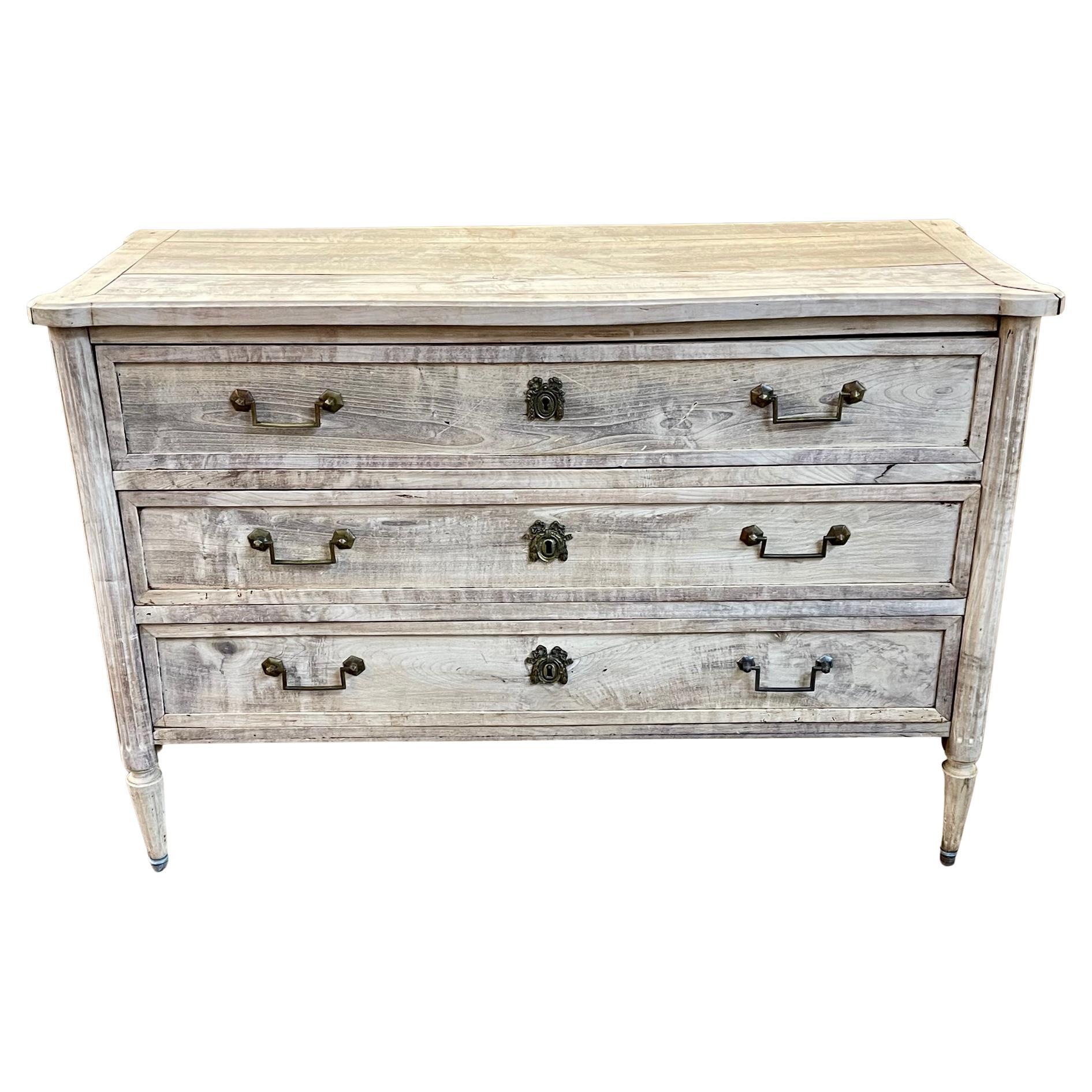 18th Century French Bleached Walnut Large Scale Commode For Sale at 1stDibs