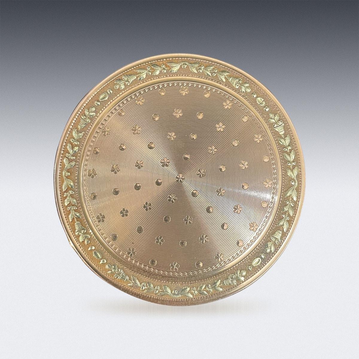 18th Century French Three-Colour 18K Gold Round Snuff Box, c.1790 For ...
