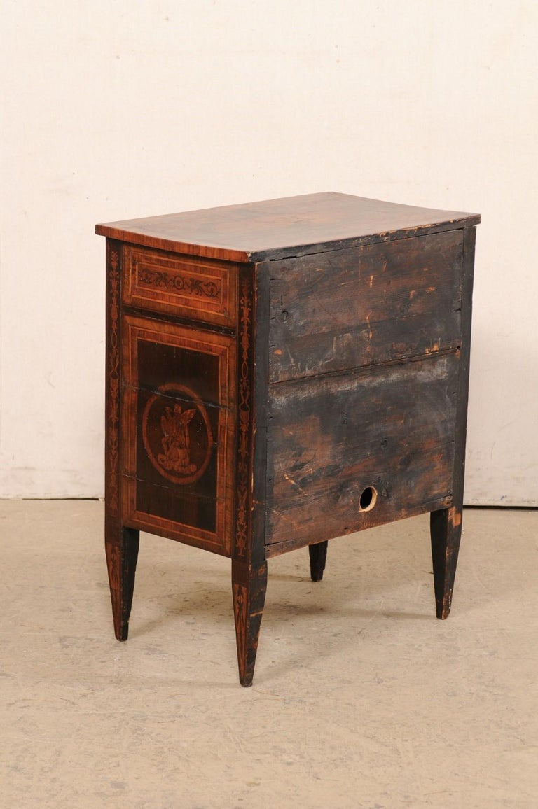 18th Century Italian Comodino with Elegant Marquetry For Sale at 1stDibs
