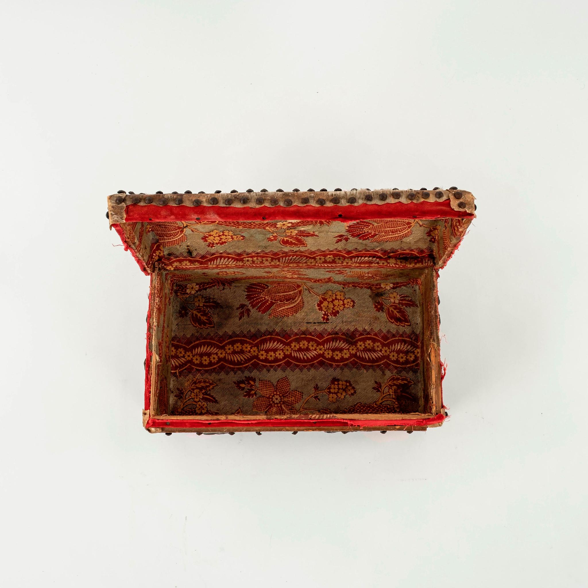 18th Century Louis XIII Red Velvet Box For Sale at 1stDibs