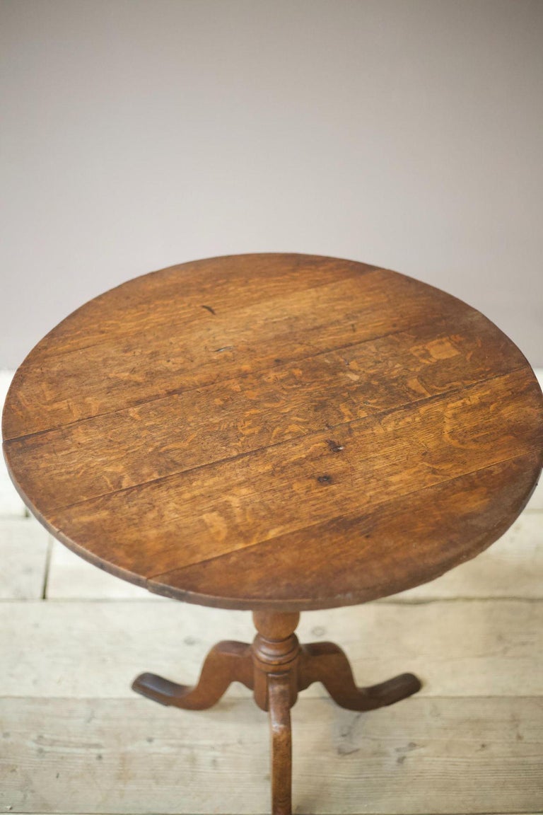 18th Century Oak Circular Side Table For Sale at 1stDibs