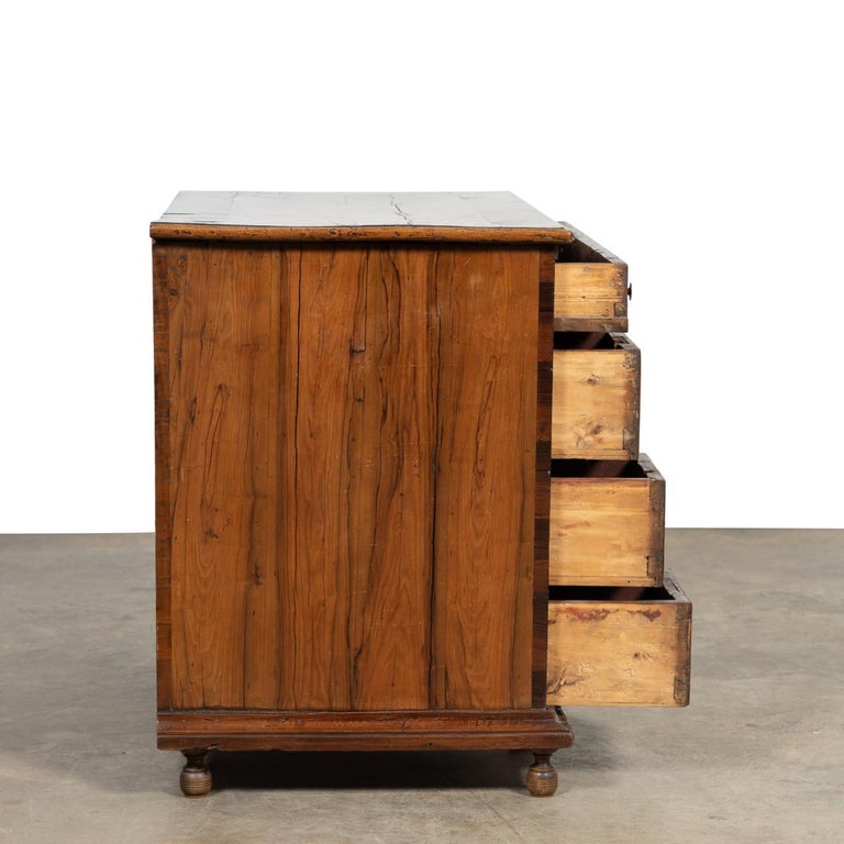 18th Century Queen Anne Keyhole Desk For Sale at 1stDibs