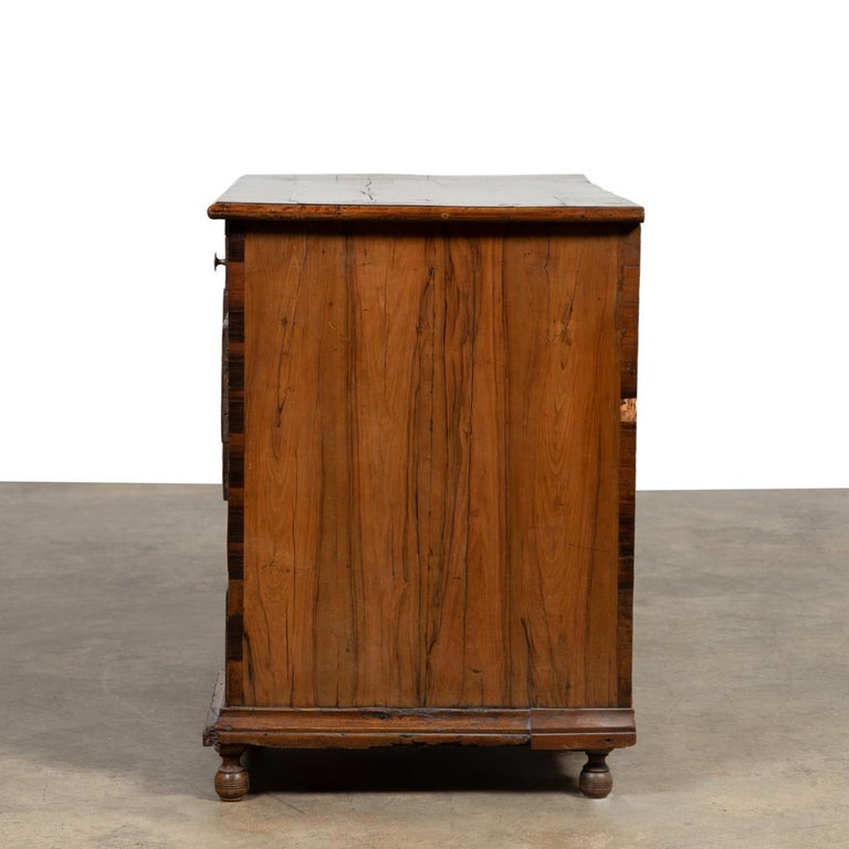 18th Century Queen Anne Keyhole Desk For Sale at 1stDibs