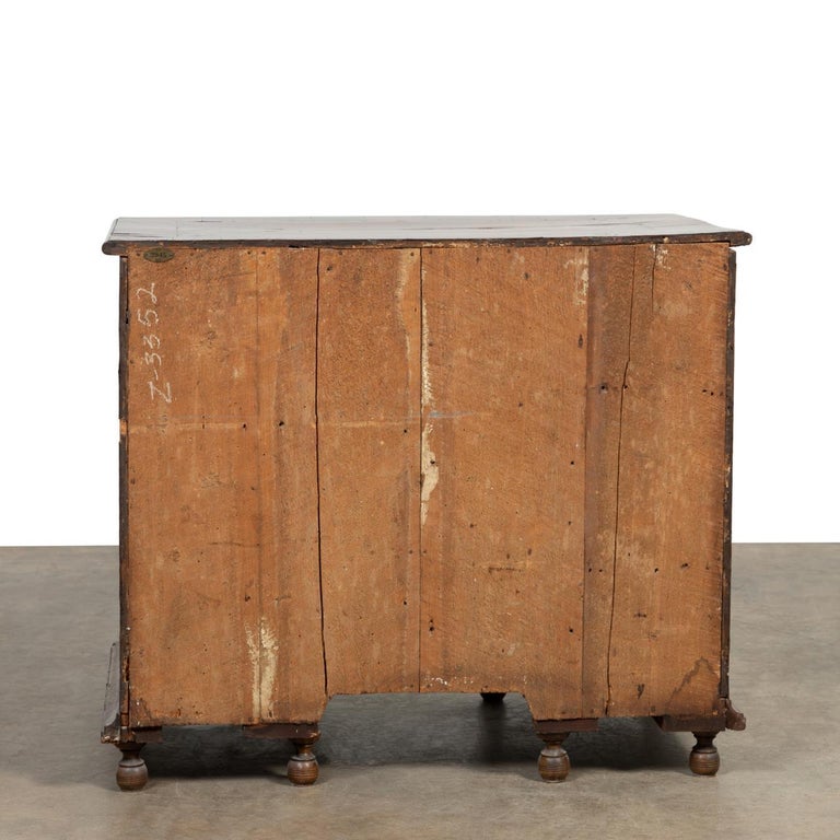 18th Century Queen Anne Keyhole Desk For Sale at 1stDibs