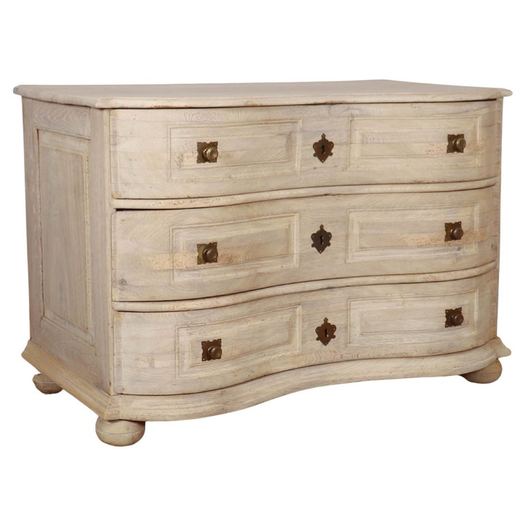 18th Century Serpentine Commode For Sale at 1stDibs