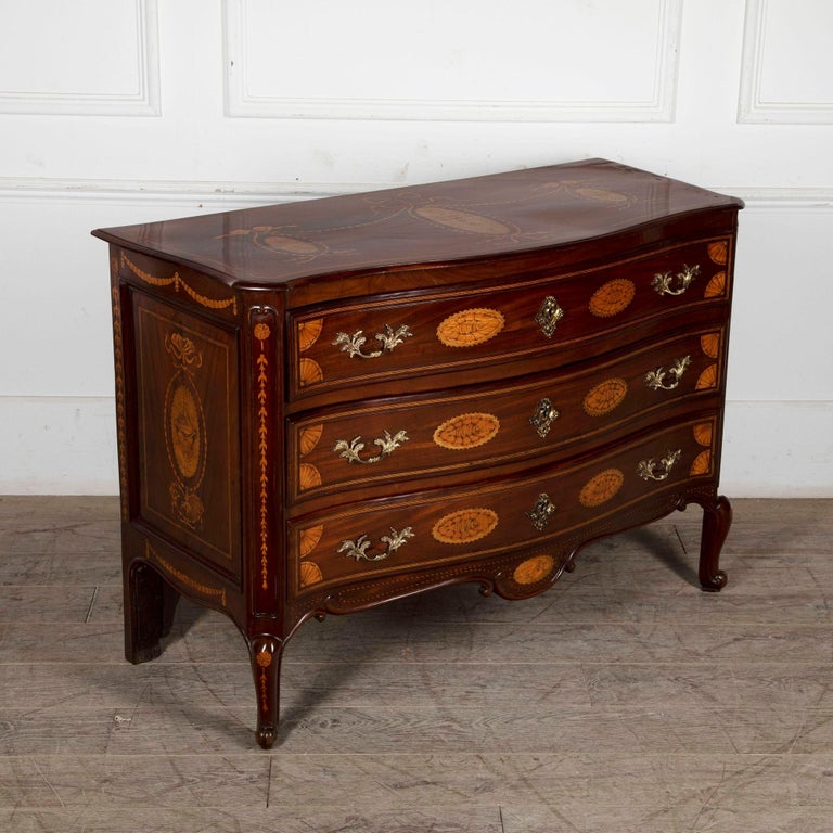 18th Century Serpentine Front Commode For Sale at 1stDibs