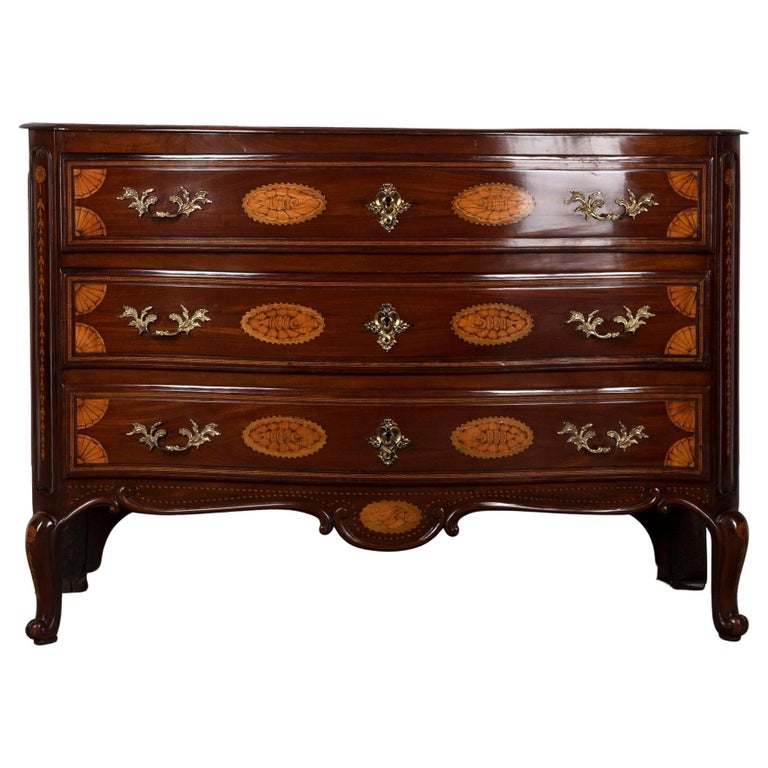18th Century Serpentine Front Commode For Sale at 1stDibs
