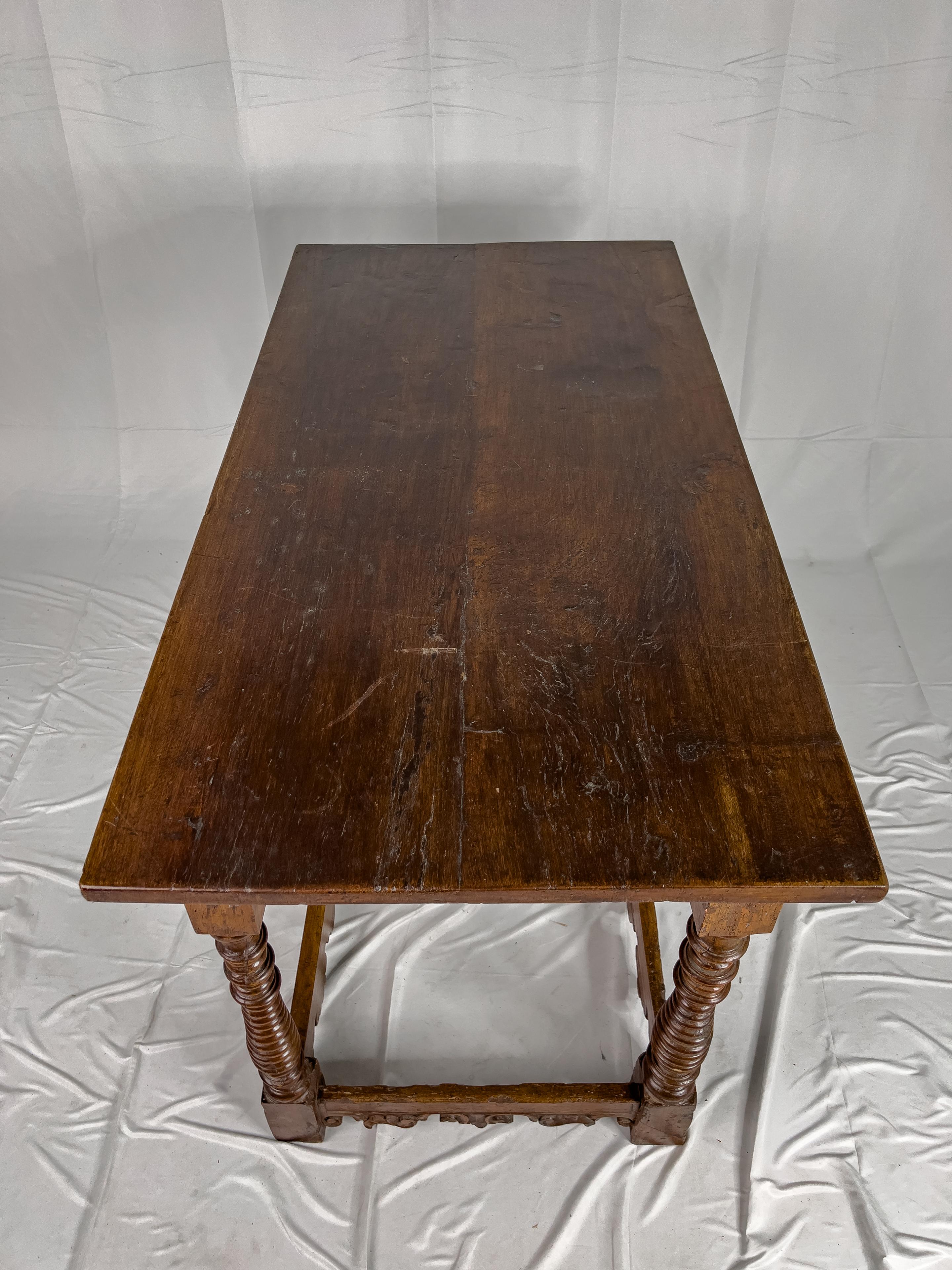 18th Century Tuscan Walnut Center Table For Sale at 1stDibs