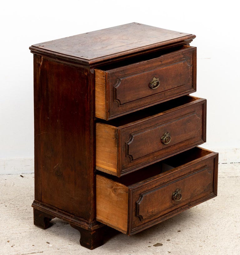18th Century Walnut Chest of Drawers For Sale at 1stDibs