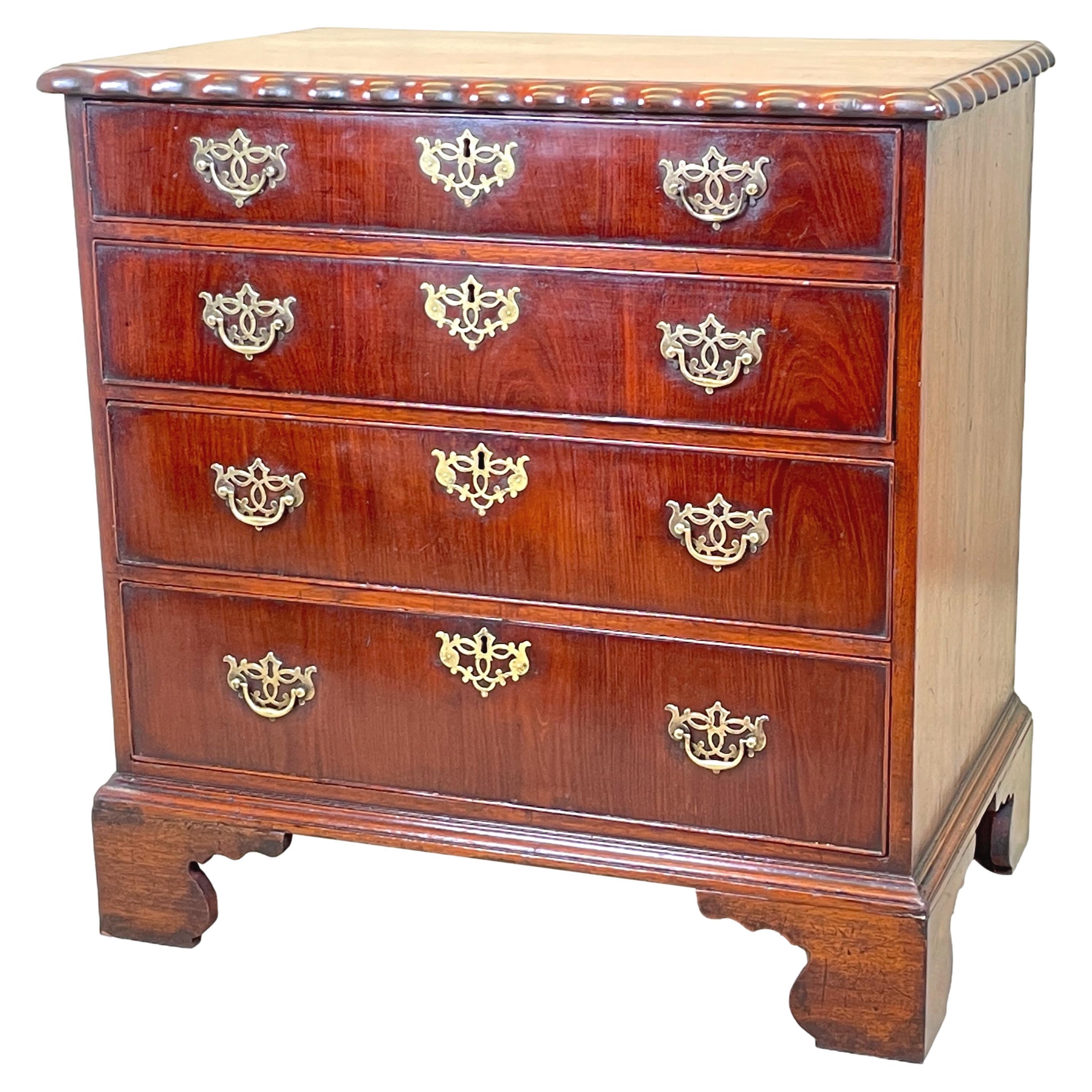 18th Century Antique Chest of Drawers in Walnut and Oak For Sale at 1stDibs