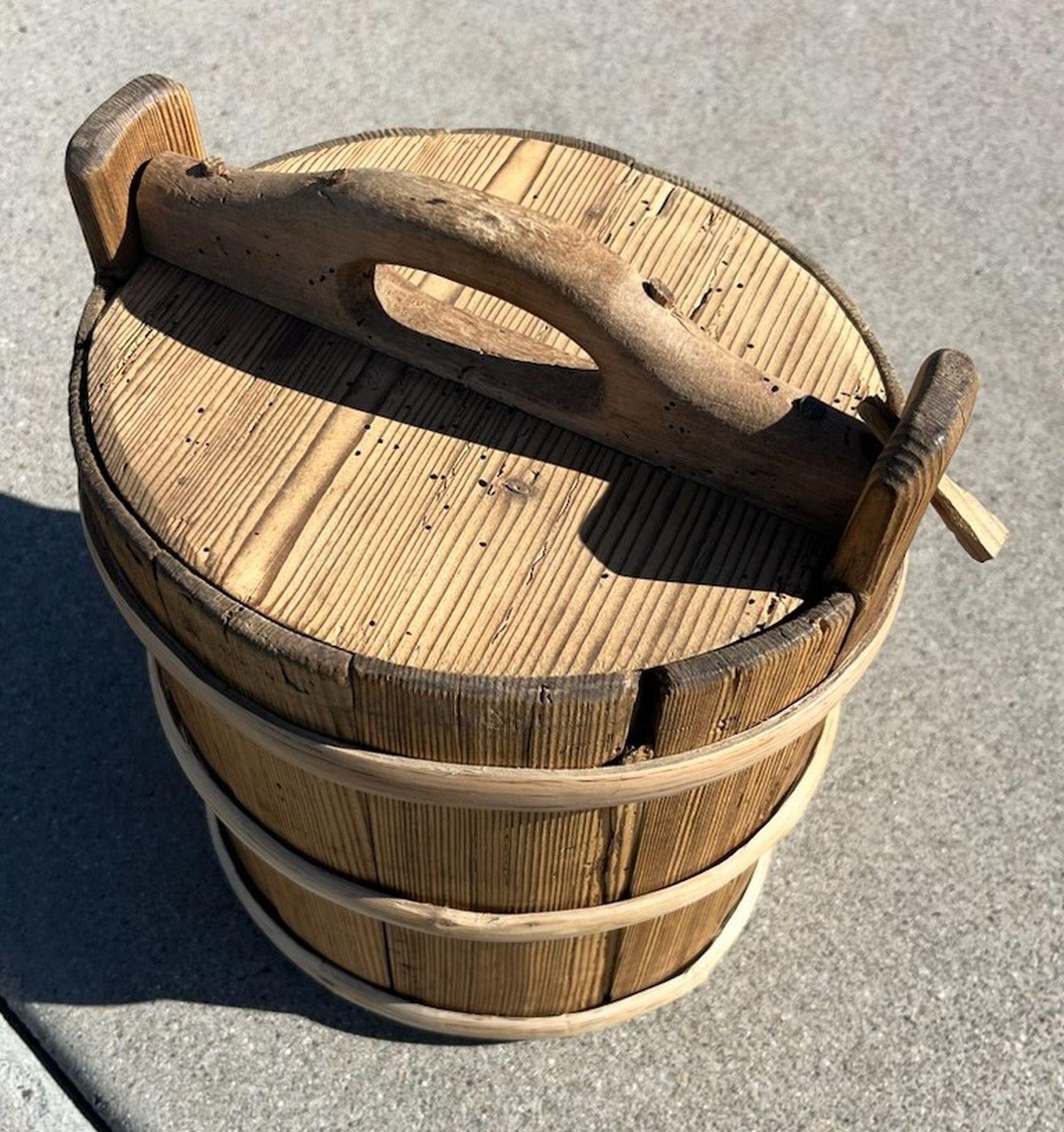 18thc European Pantry Box With Lid For Sale at 1stDibs