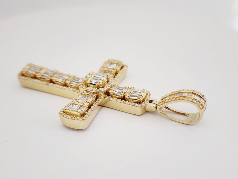 1.90 Carat Diamond Cross Pendant 14 Karat Yellow Gold For Sale at 1stDibs
