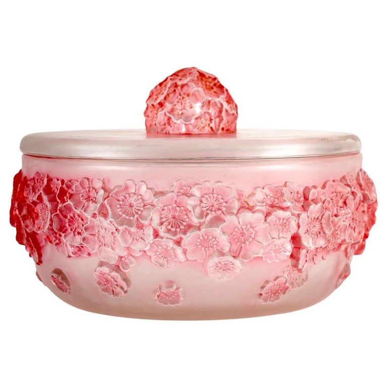 Rene Lalique Box Primeveres, mattiertes Glas mit rosa Patina, 1927 im ...