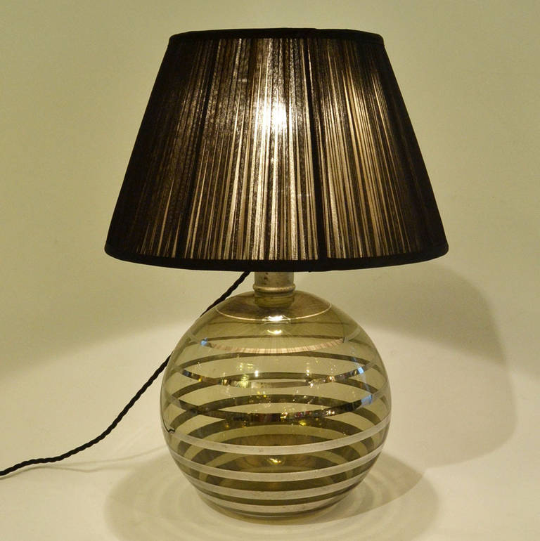 Glaskunst-Tischlampe im Art déco-Stil mit schwarzem Schirm im Angebot ...
