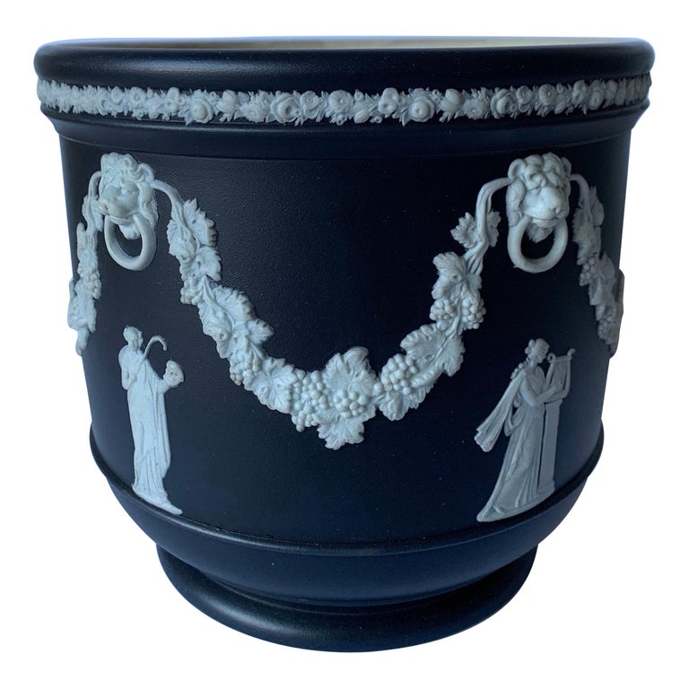 1930s Wedgwood Basalt Black Medium Cachepot / Flower Pot at 1stDibs