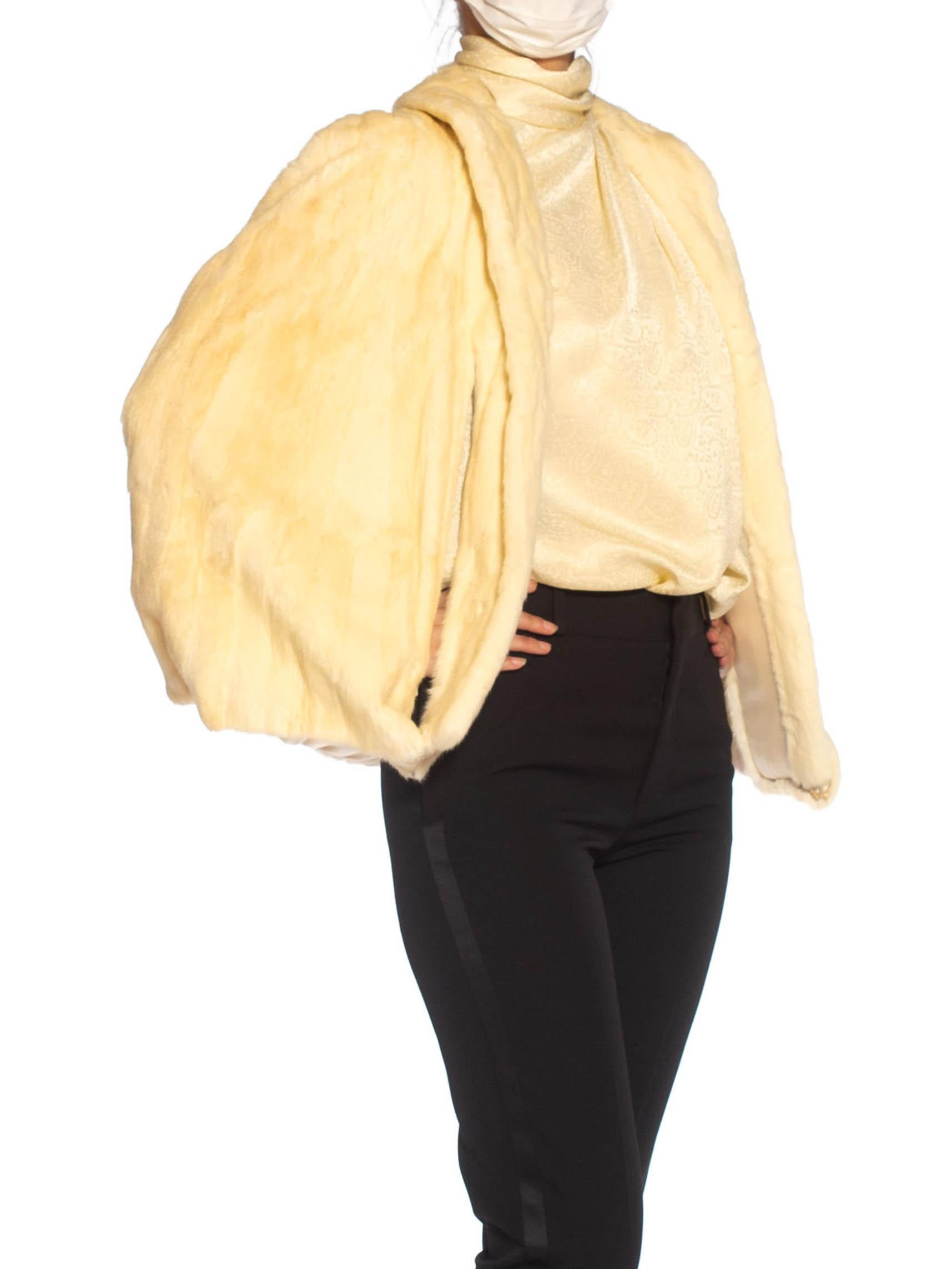 Cremefarbener Hermelinpelz-Abendumhang aus den 1940er Jahren im Angebot ...