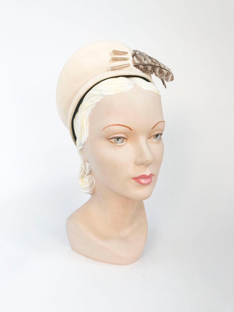 1940s Cream Sculpted Hat with Bird Feather Accents For Sale at 1stDibs