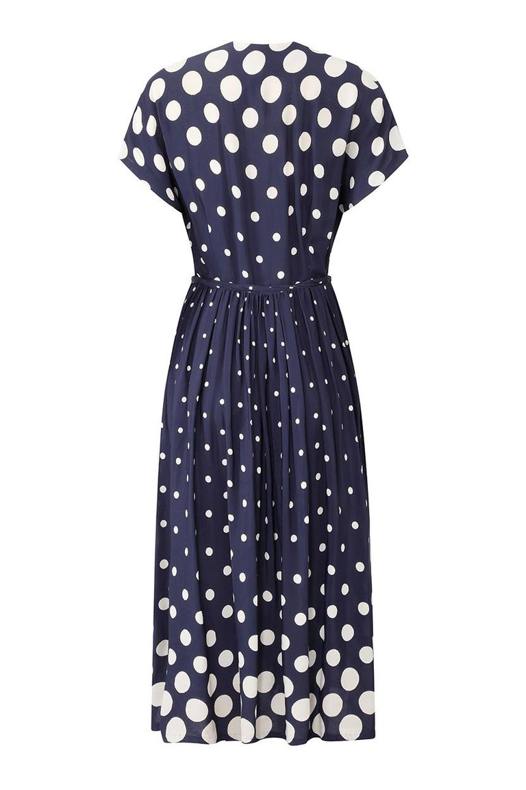 1940er Jahre Marineblaues und weißes Polkadot-Kleid mit Schleifendetail ...