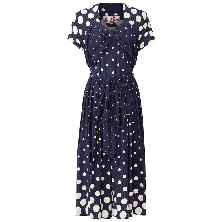 1940er Jahre Marineblaues und weißes Polkadot-Kleid mit Schleifendetail ...