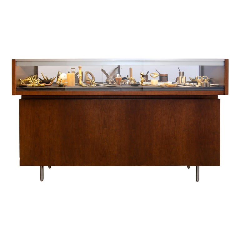 meuble de rangement et d'exposition en noyer des années 1940 avec ...