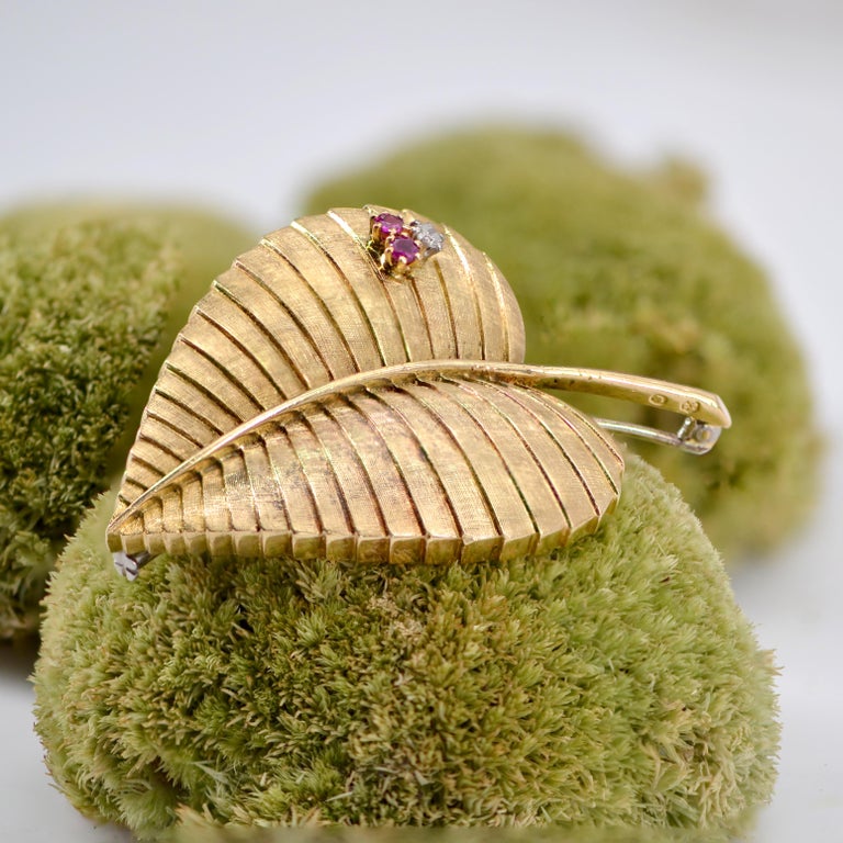 1950s Diamond Ruby 18 Karat Yellow Gold Leaf Brooch For Sale at 1stDibs