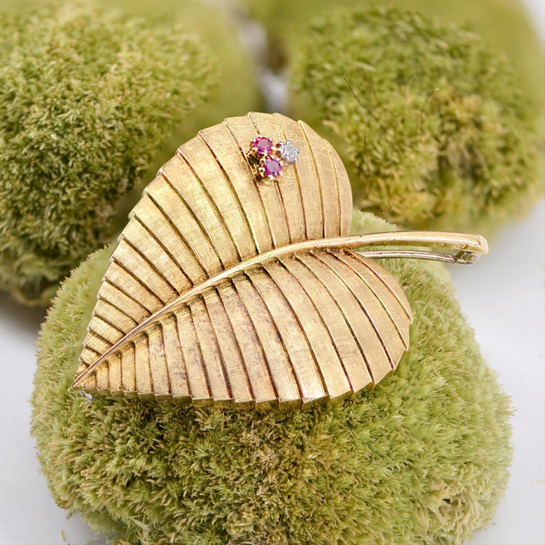 1950s Diamond Ruby 18 Karat Yellow Gold Leaf Brooch For Sale at 1stDibs