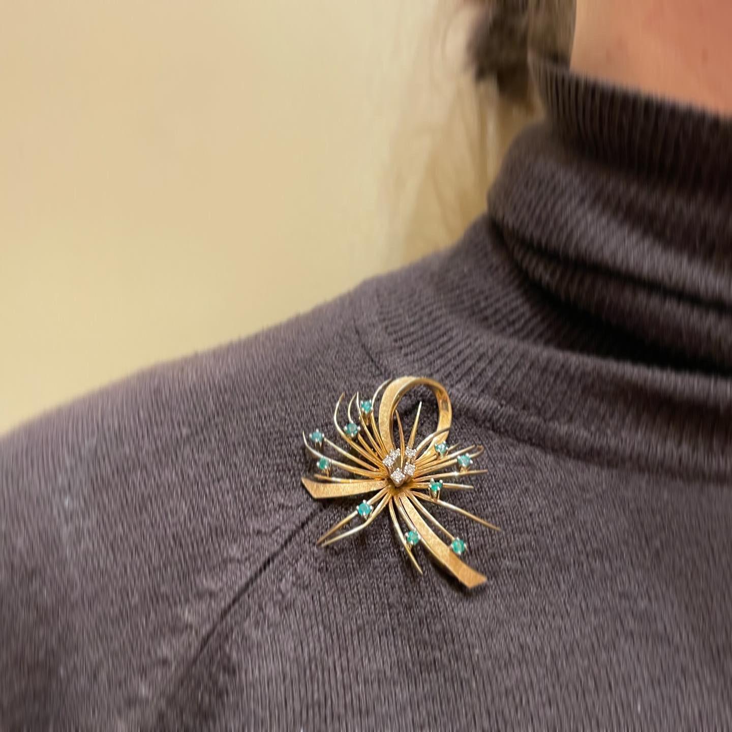1950s Diamonds Emeralds Nuanced 18K Yellow Gold Stylized Ribbon Brooch ...