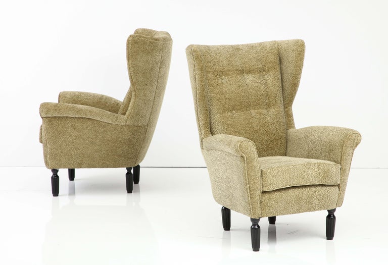 1950's Italian Wing-Back Lounge Chairs in Bouclé Fabric For Sale at 1stDibs