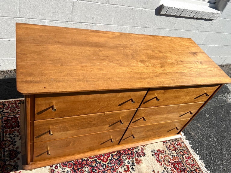 1950s Mid-Century Rock Maple Wood 6 Drawer Dresser For Sale at 1stDibs