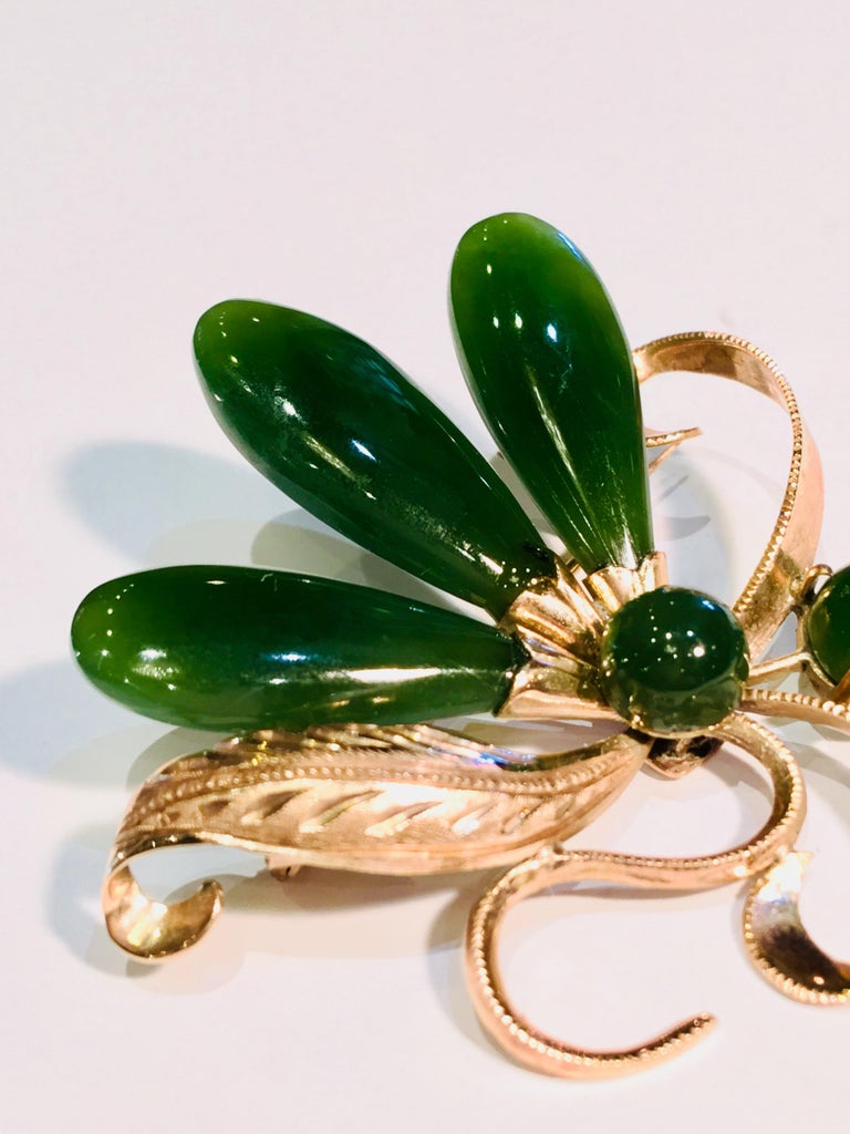 1950s Round and Teardrop Green Jade 18 Karat Gold Brooch Pin with ...