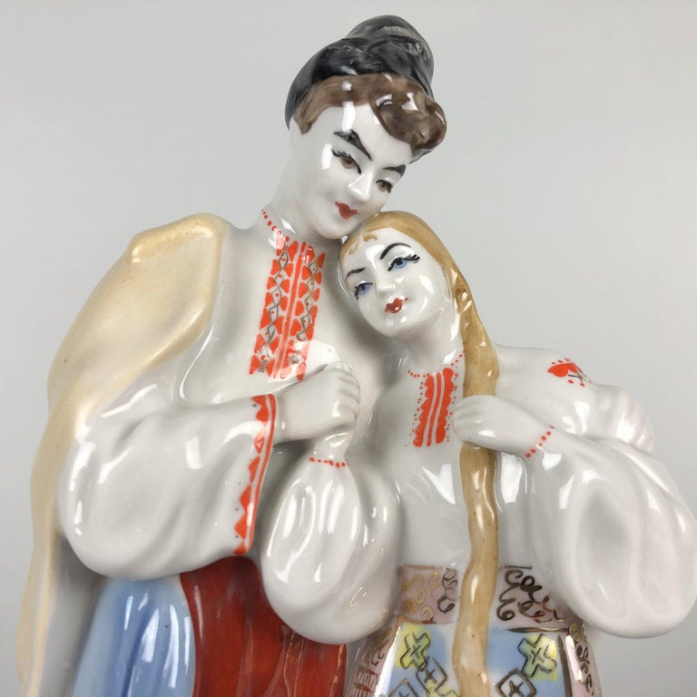 Statuette d'un couple d'amoureux en porcelaine ukrainienne des années ...