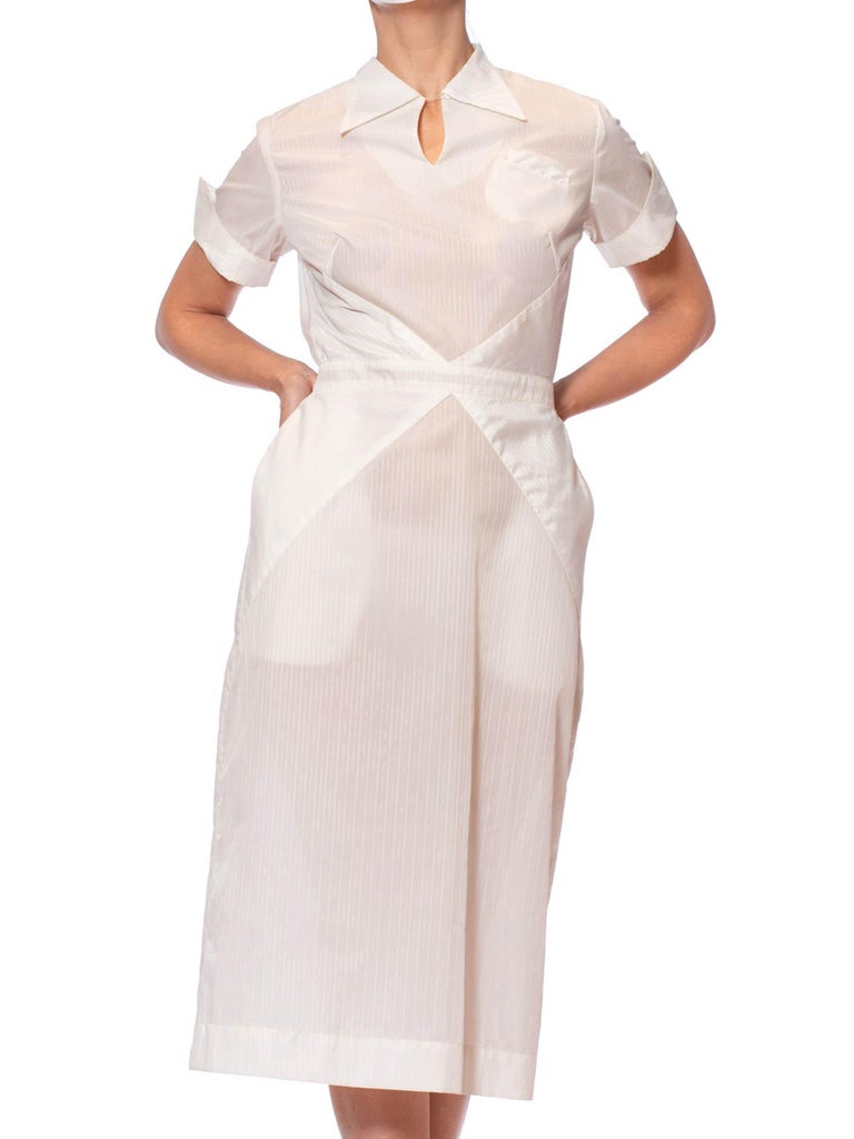 Robe d'uniforme d'infirmière Pin-Up en nylon blanc des années 1950 En ...