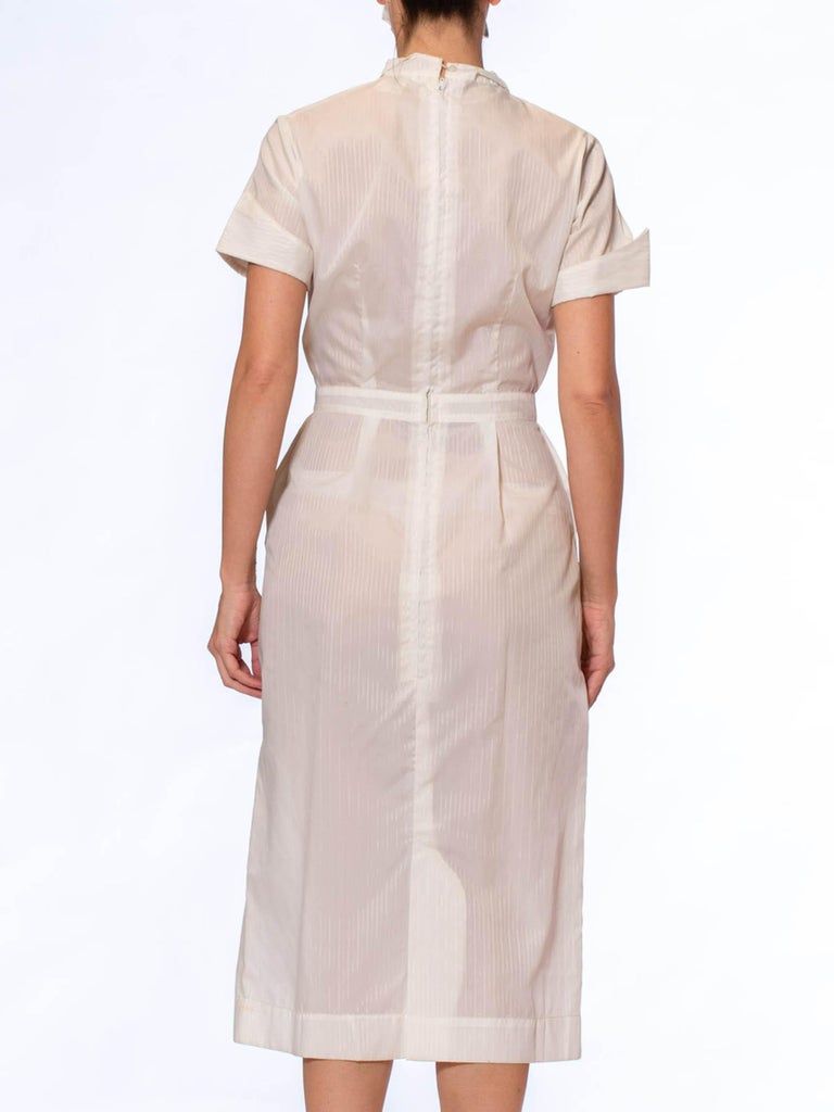 Robe d'uniforme d'infirmière Pin-Up en nylon blanc des années 1950 En ...