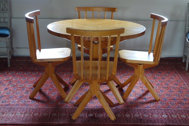 1950s Danish Cabinetmaker Spider Table and 4 Chairs in Solid Pine For ...
