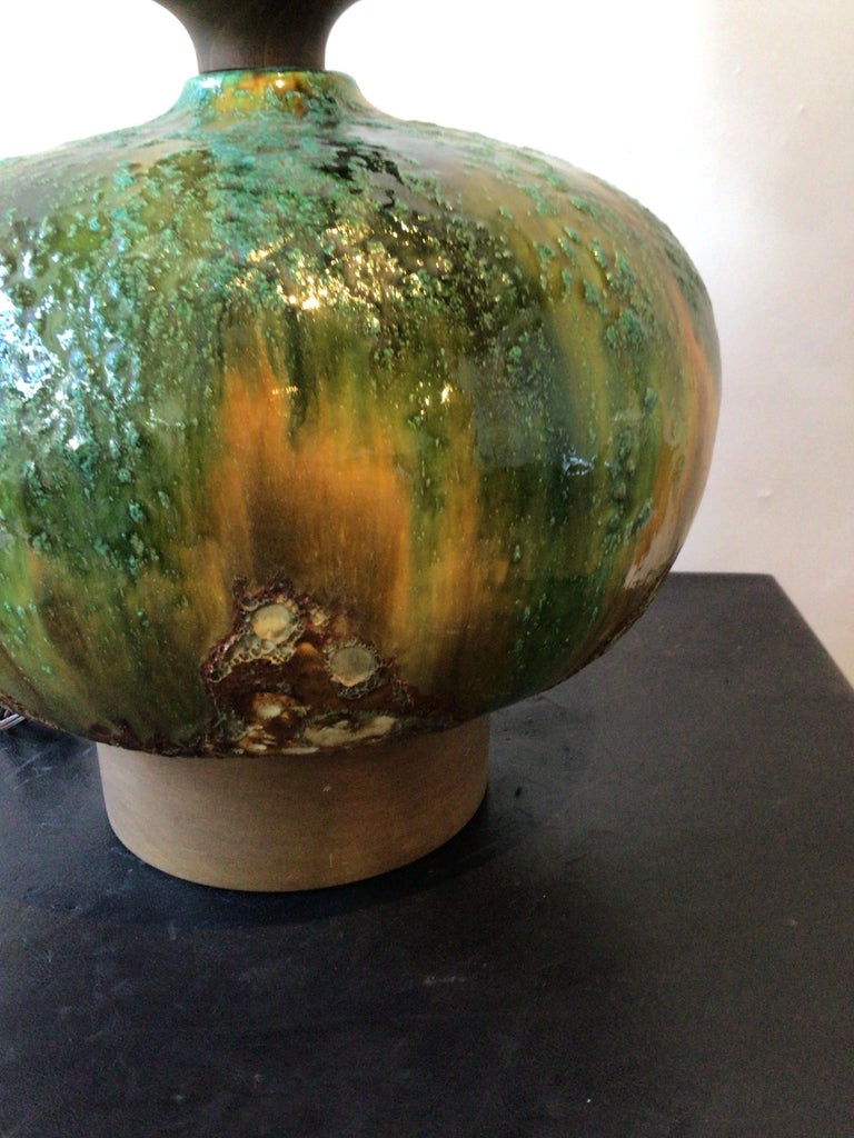 1960s Green Textured Ceramic Round Lamp on Wood Base For Sale at 1stDibs