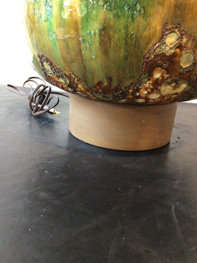 1960s Green Textured Ceramic Round Lamp on Wood Base For Sale at 1stDibs