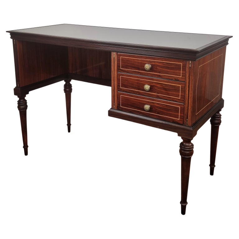 Kleiner italienischer Art-déco-Schreibtisch aus Nussbaum und Messing aus der Mitte des ...