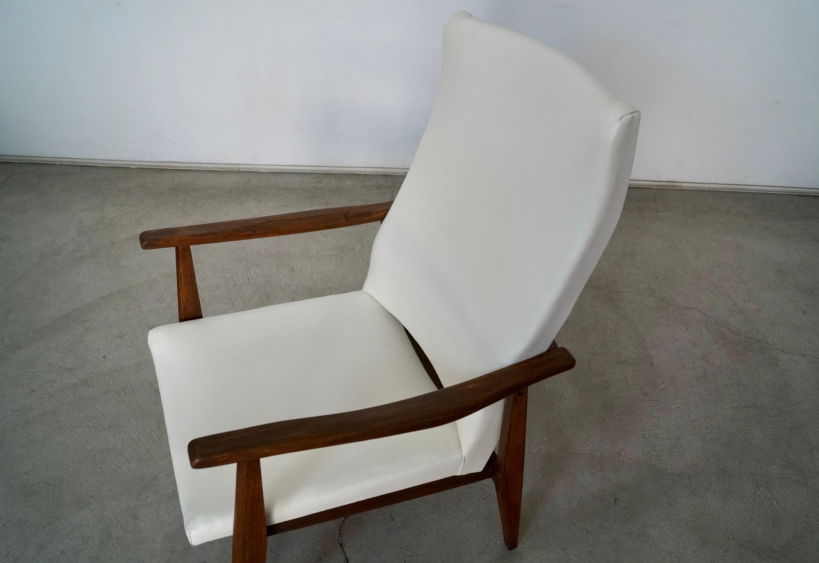 1960's Mid-Century Modern Lounge Chair For Sale at 1stDibs