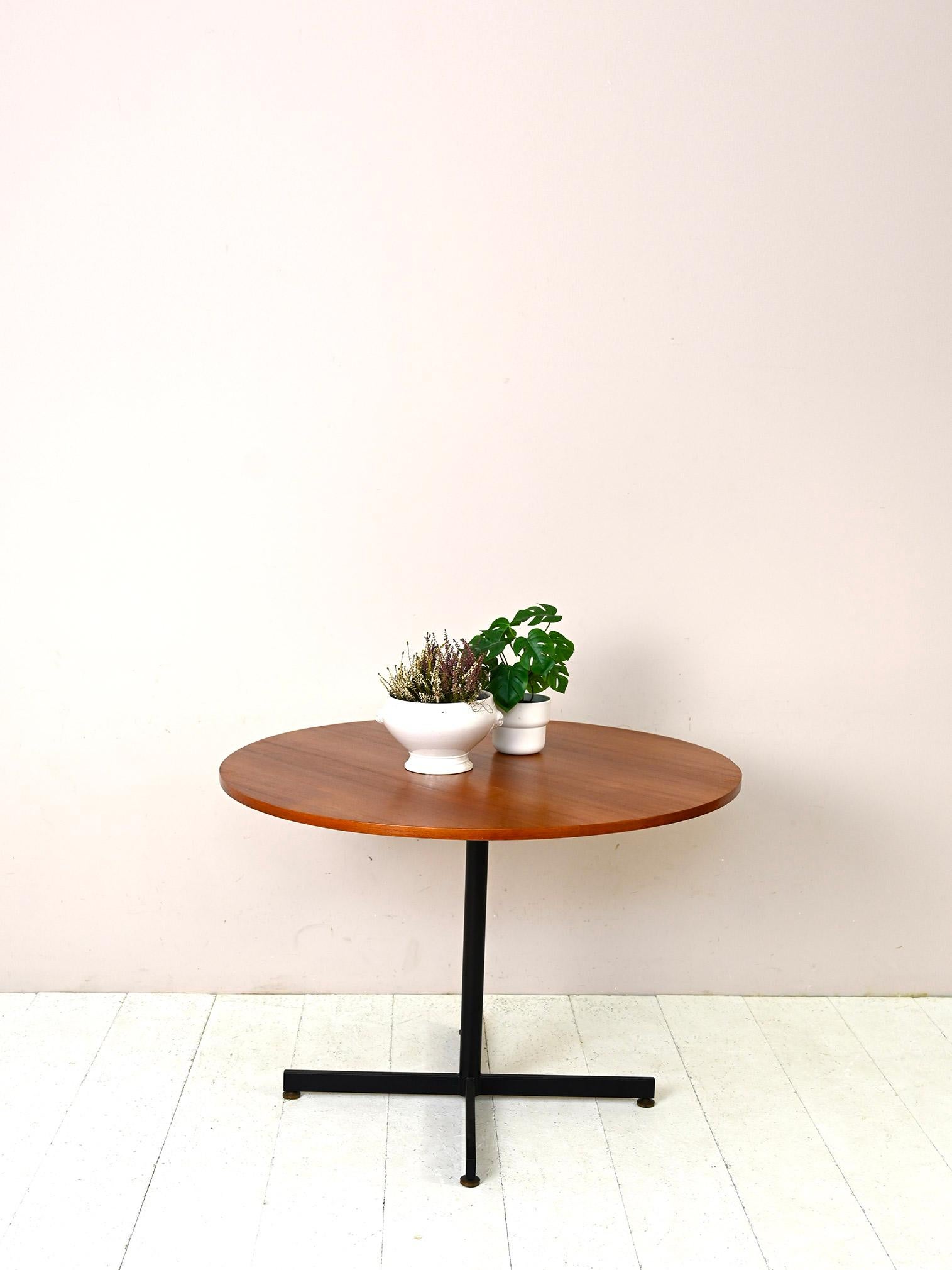 1960s round table at 1stDibs