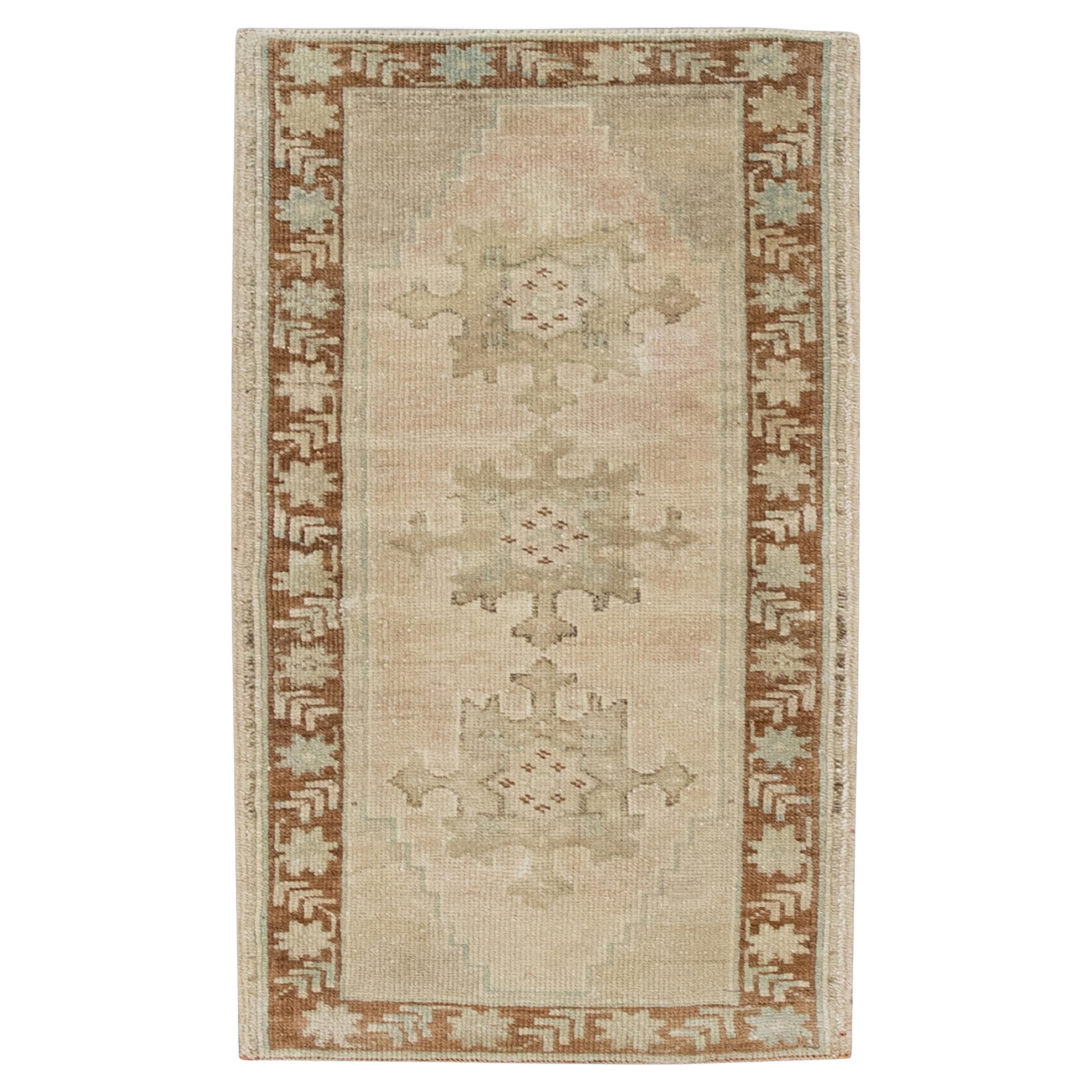 1960s Beige and Tan Vintage Turkish Rug 4'7" x 8'8" For Sale at 1stDibs