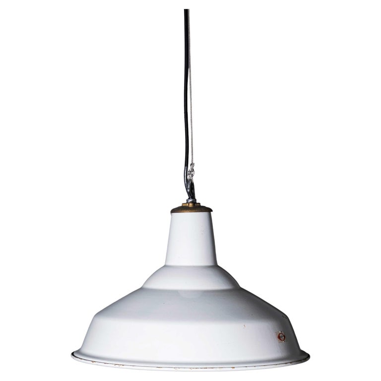 Lampe pendante émaillée White Benjamin des années 1960 - 18 pouces En ...