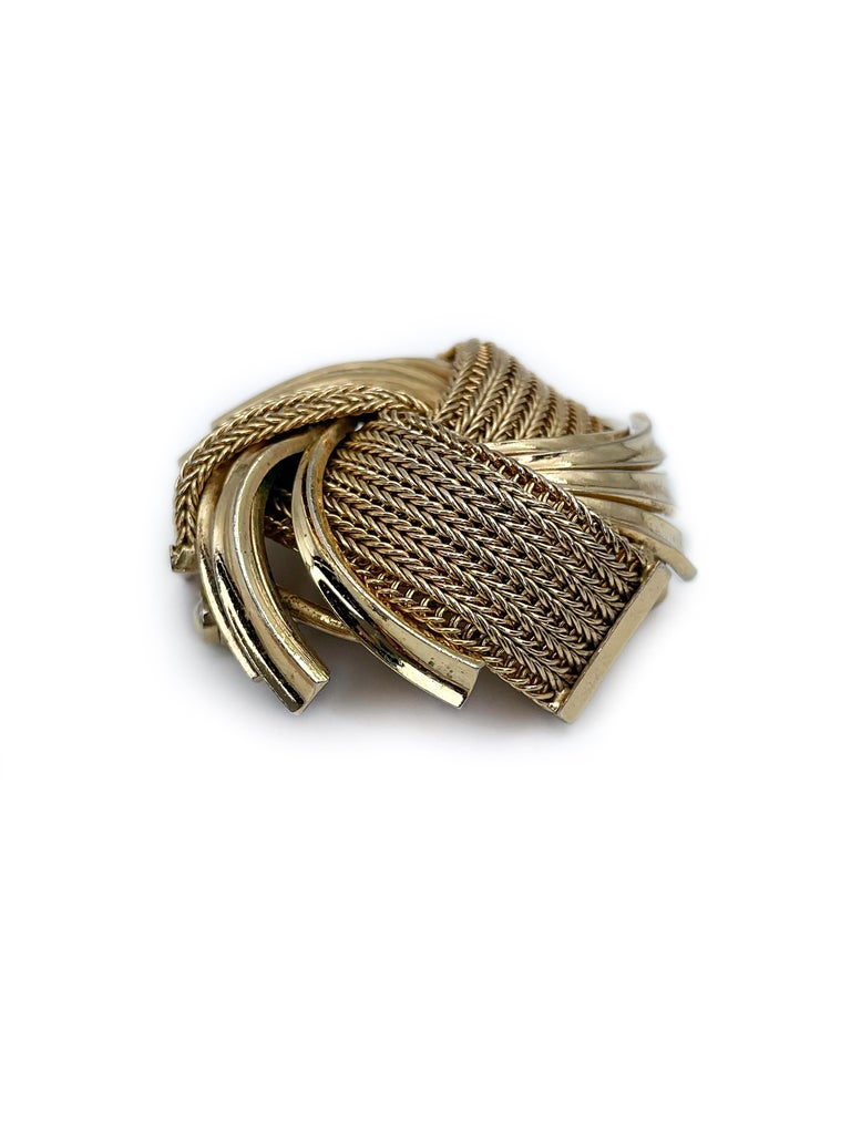 1961 Vintage Grosse Gold Tone Round Chain Twist Pin Brooch at 1stDibs