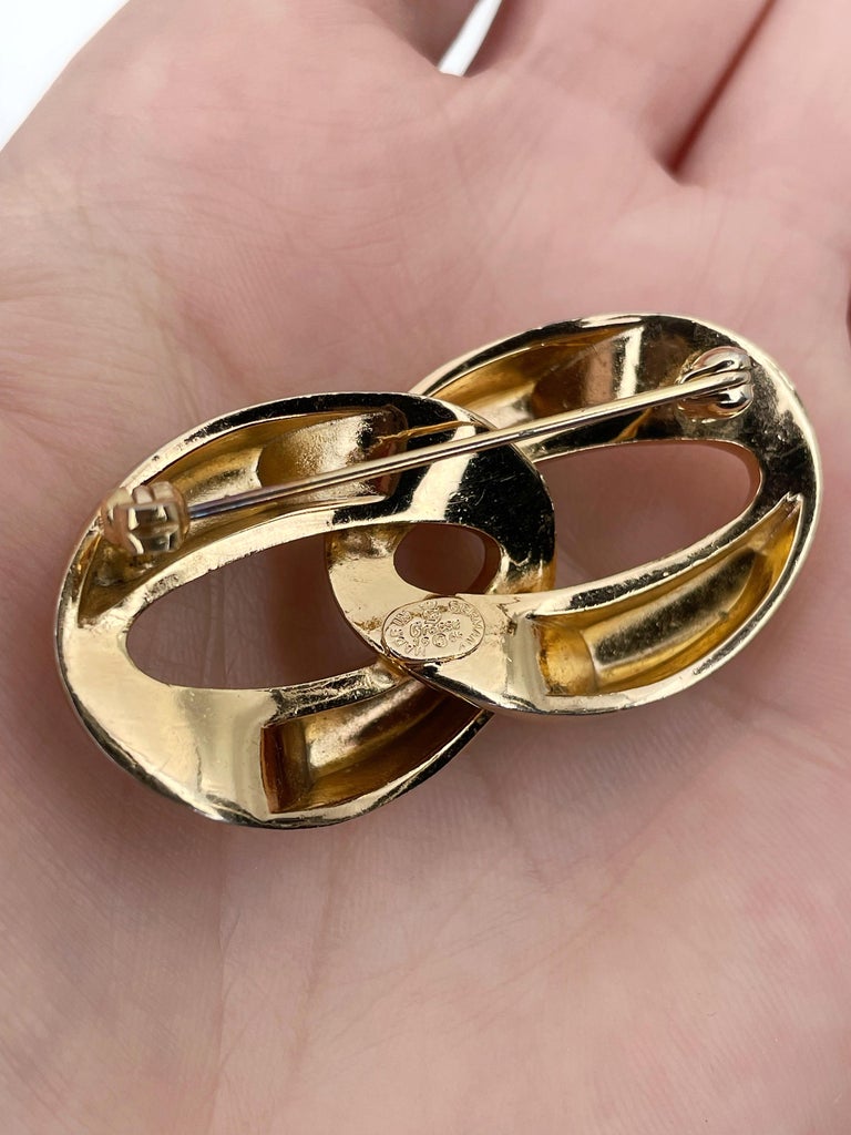 1964 Vintage Grosse Gold Tone Chain Pin Brooch For Sale at 1stDibs
