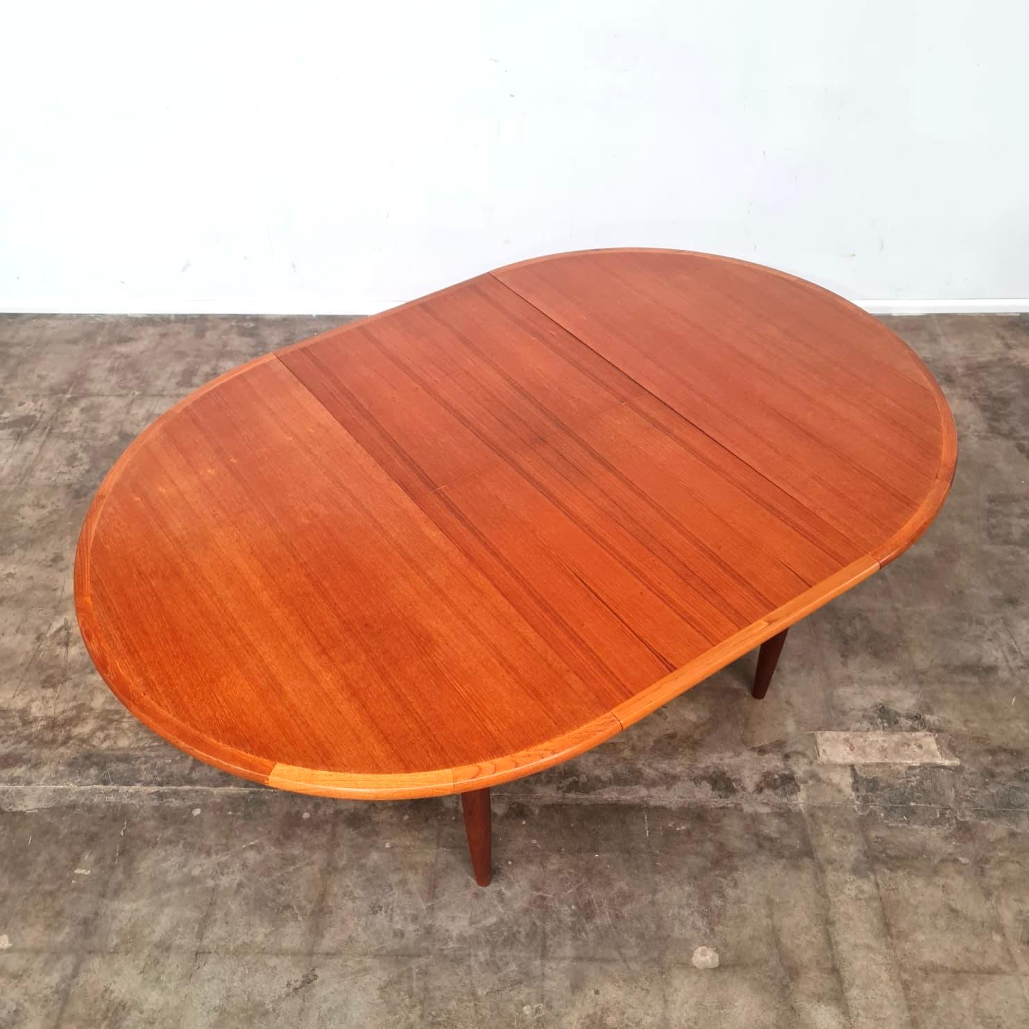 1965 Midcentury Round Chiswell Dining Table For Sale at 1stDibs
