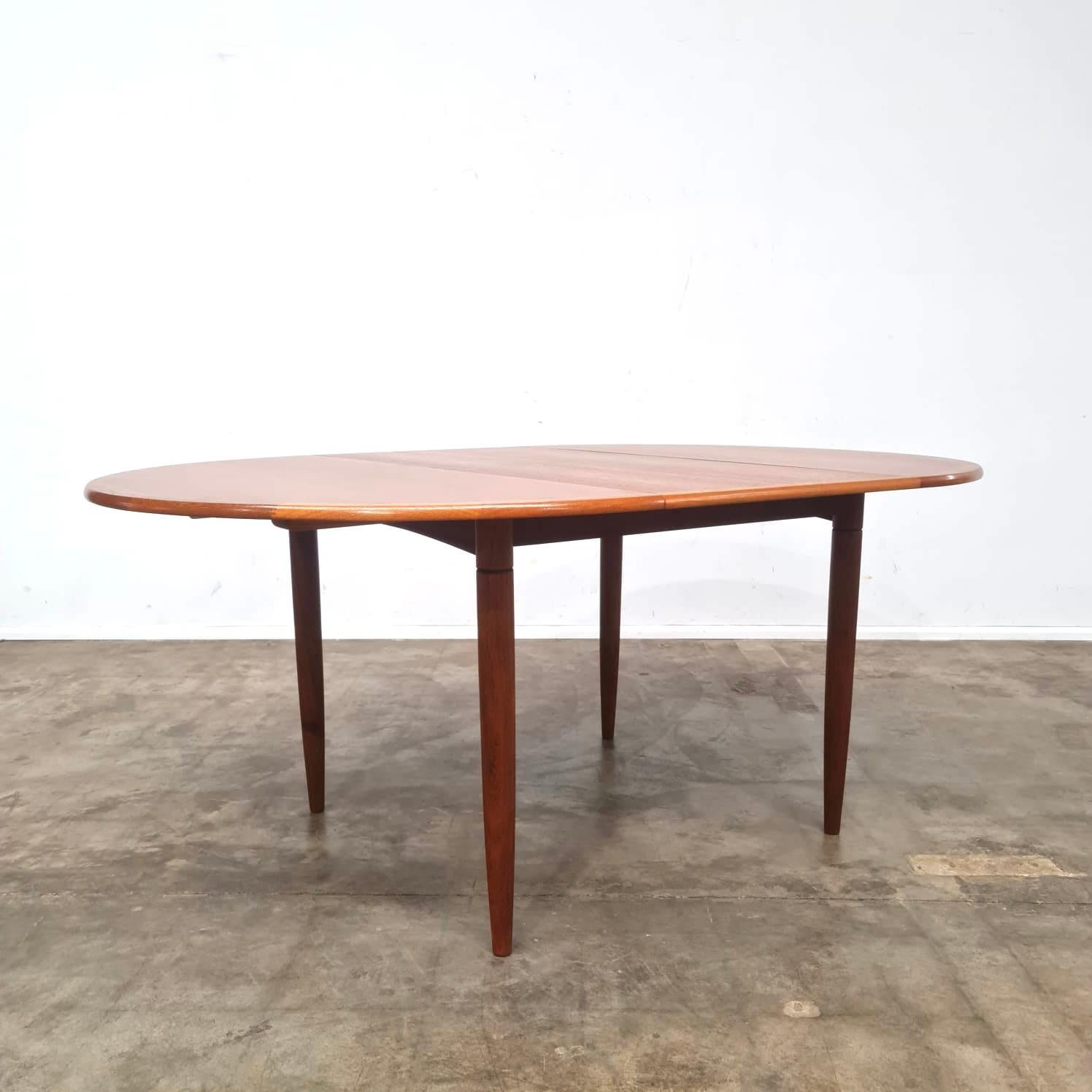 1965 Midcentury Round Chiswell Dining Table For Sale at 1stDibs