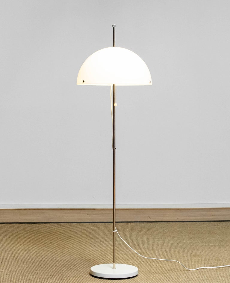 Stehlampe in Pilzform aus Chrom und weißem Acryl, hergestellt von ...