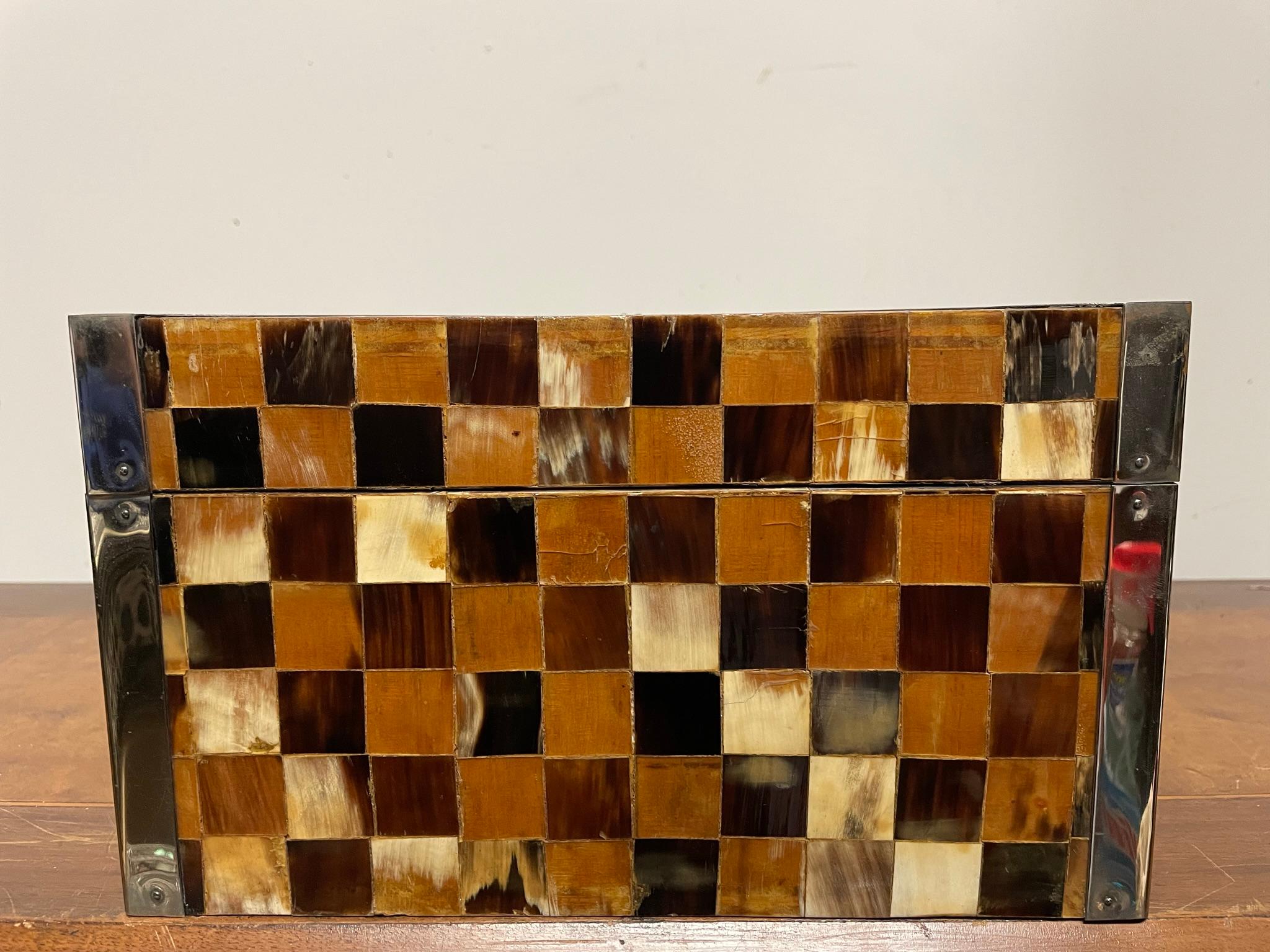 Caja de chapa de cuerno y acero pulido de los años 70, de Muriel ...