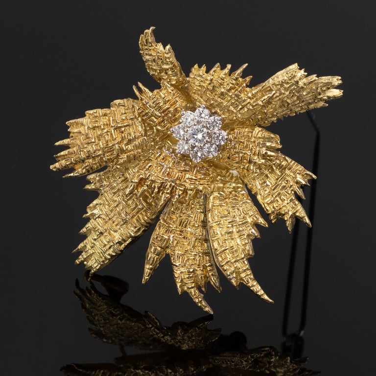 Italienische Brosche aus 18 Karat Gold und Diamantblättern aus den ...